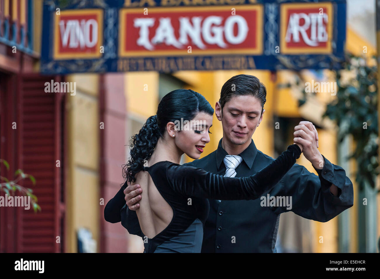 Street dancers, couple dancing tango, La Boca, Buenos Aires, Argentina ...
