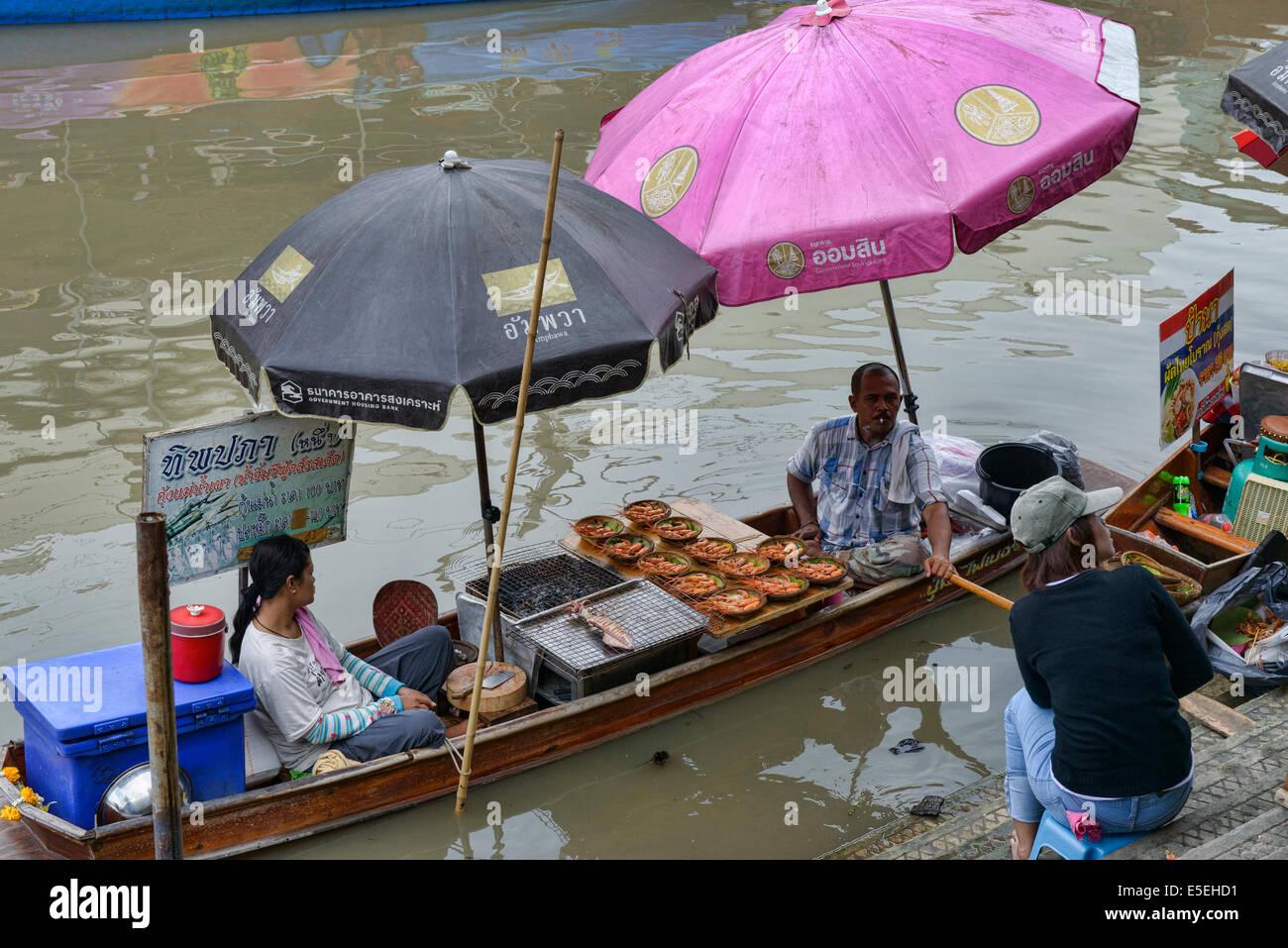 traditional boat vendors at the Amphawa Floating Market, Thailand Stock ...