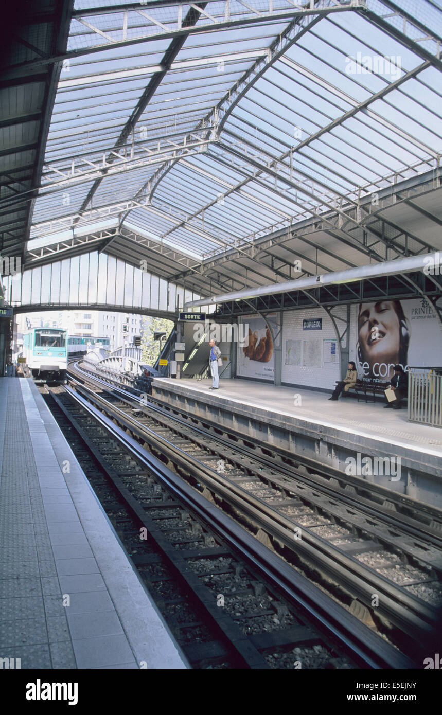 Metro aerien station dupleix hi-res stock photography and images - Alamy