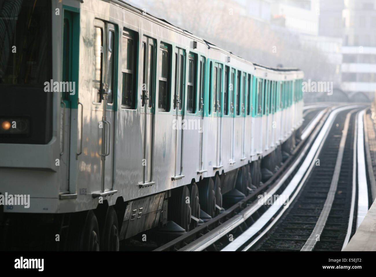 France, paris 13e - metro aerien, quai de la gare, rails, ratp Stock ...