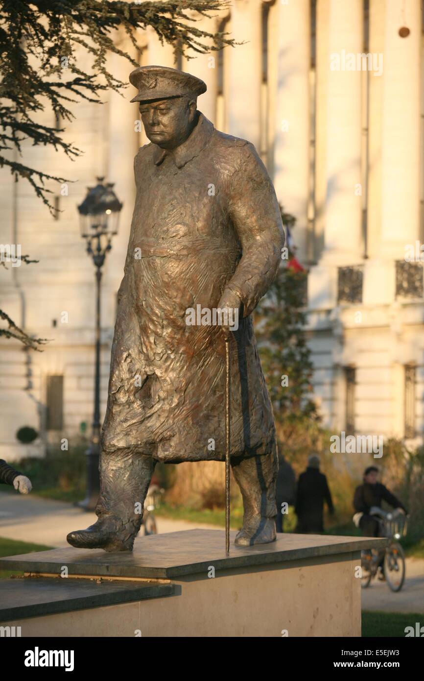 France, paris 8e, statue devant le Petit Palais - avenue Winston ...
