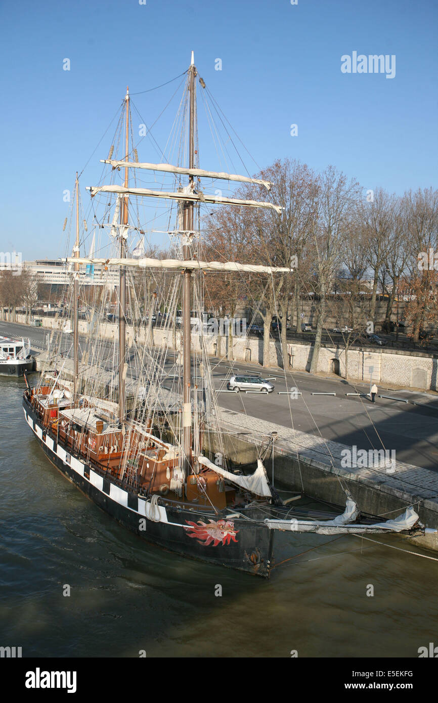 France, paris 12e, la seine, navire La Boudeuse amarre quai de Bercy ...
