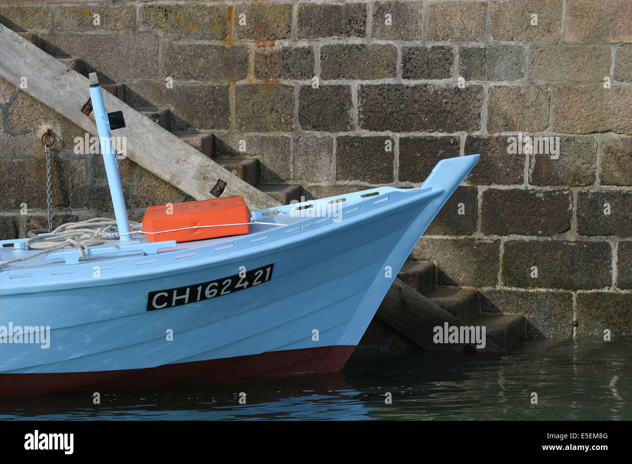 Barque amarree a quai hi-res stock photography and images - Alamy
