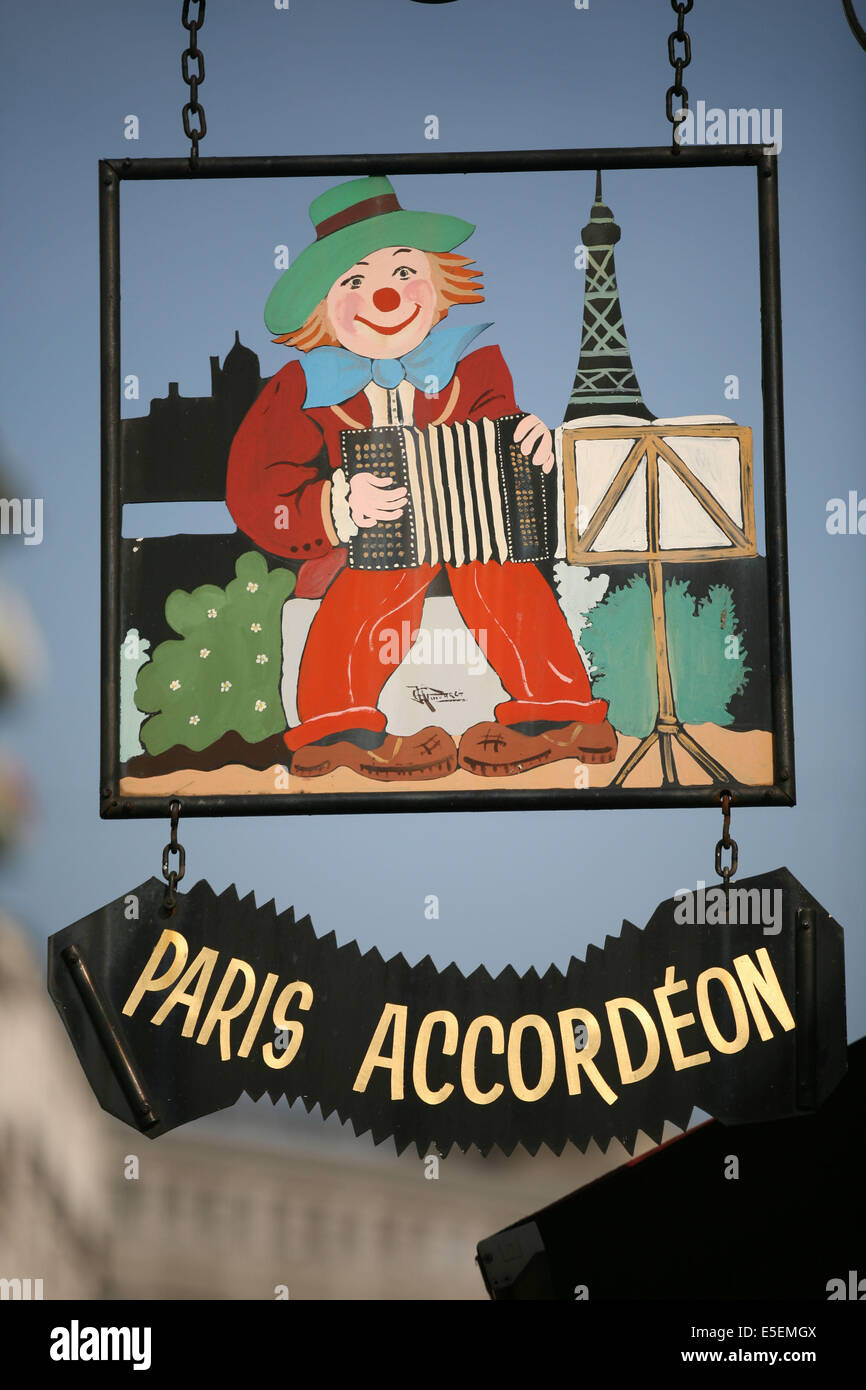 clown jouant de l'instrument, ciel bleu Stock Photo - Alamy