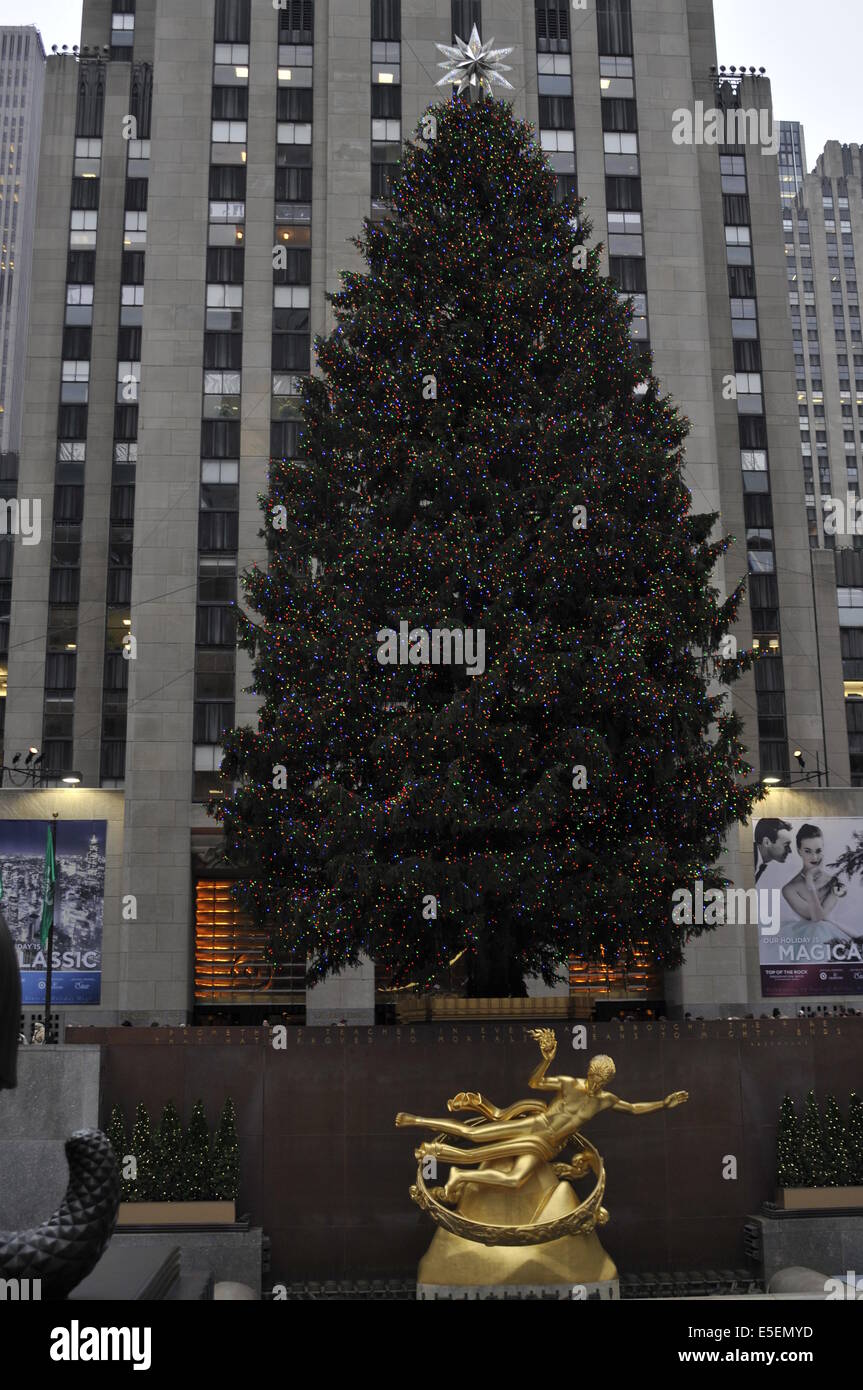 Christmas tree and statue at rockefeller plaza hi-res stock photography ...