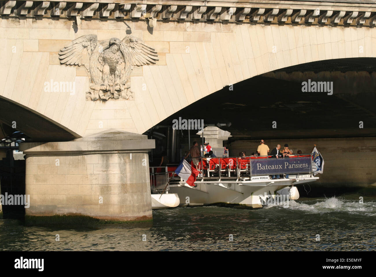 Aigle sur une pile du pont hi-res stock photography and images - Alamy