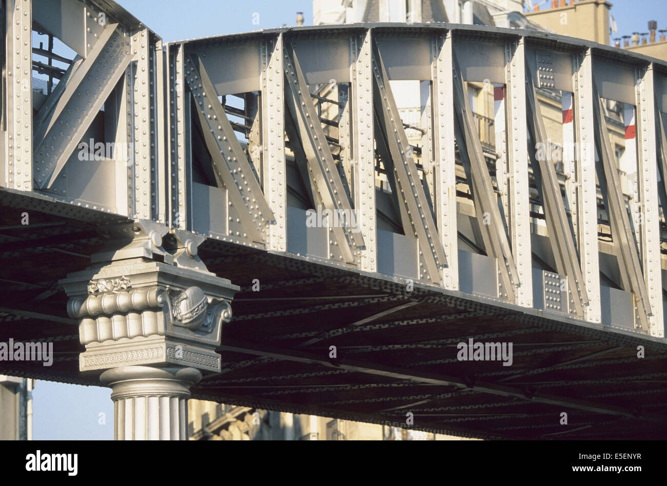 France, paris 18e, viaduc metro aerien entre Barbes et la Chapelle ...
