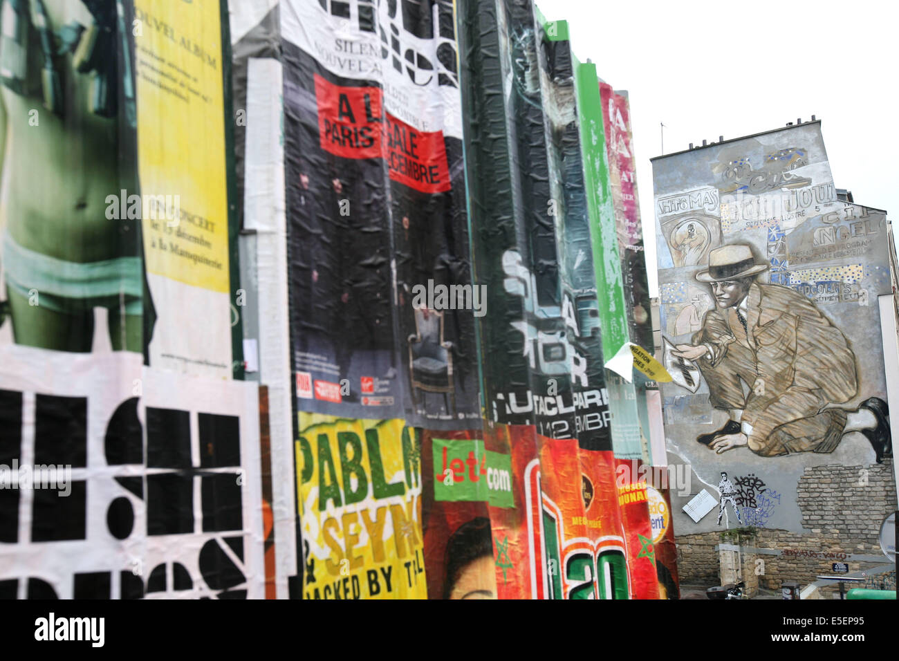 Affiches collees sur palissade hi-res stock photography and images - Alamy