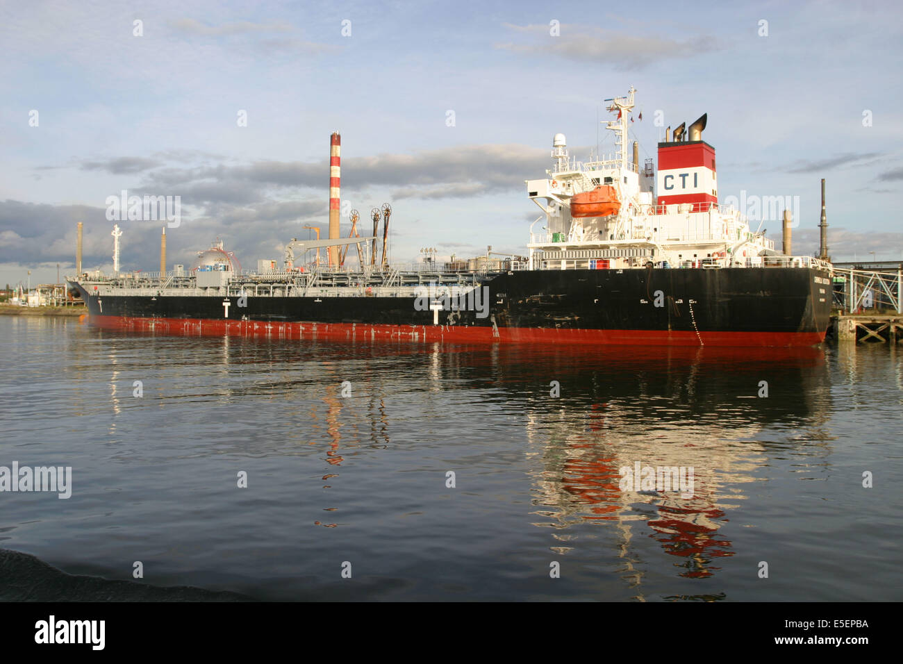 Cargo au terminal petrolier hi-res stock photography and images - Alamy