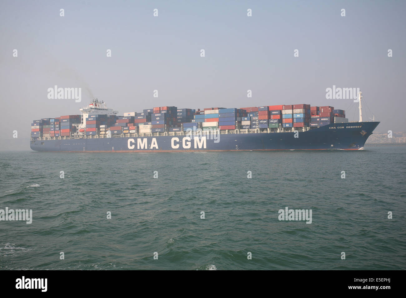 Porte conteneurs en mer hi-res stock photography and images - Alamy