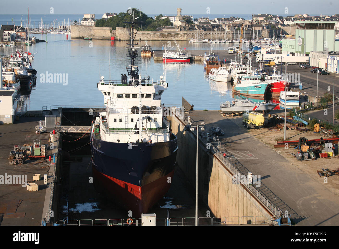 Remorqueur en cale seche hi-res stock photography and images - Alamy