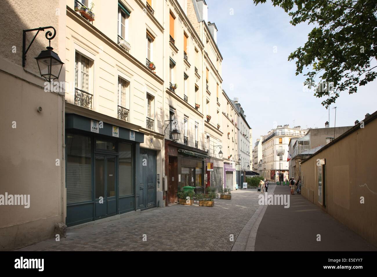 Grands immeubles face a des petites habitations hi-res stock ...
