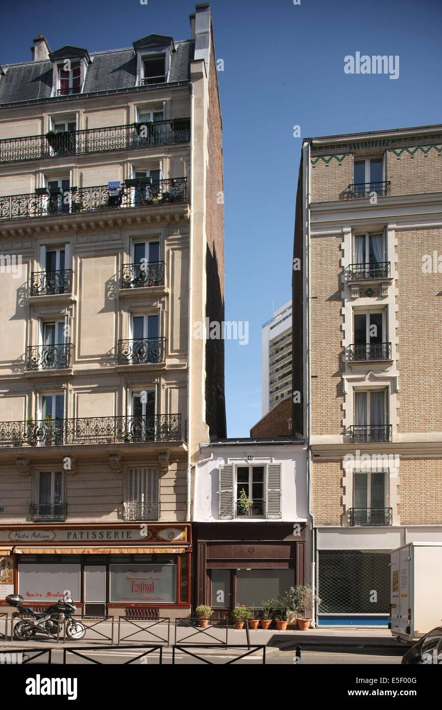 Petit batiment entre deux immeubles hi-res stock photography and images ...