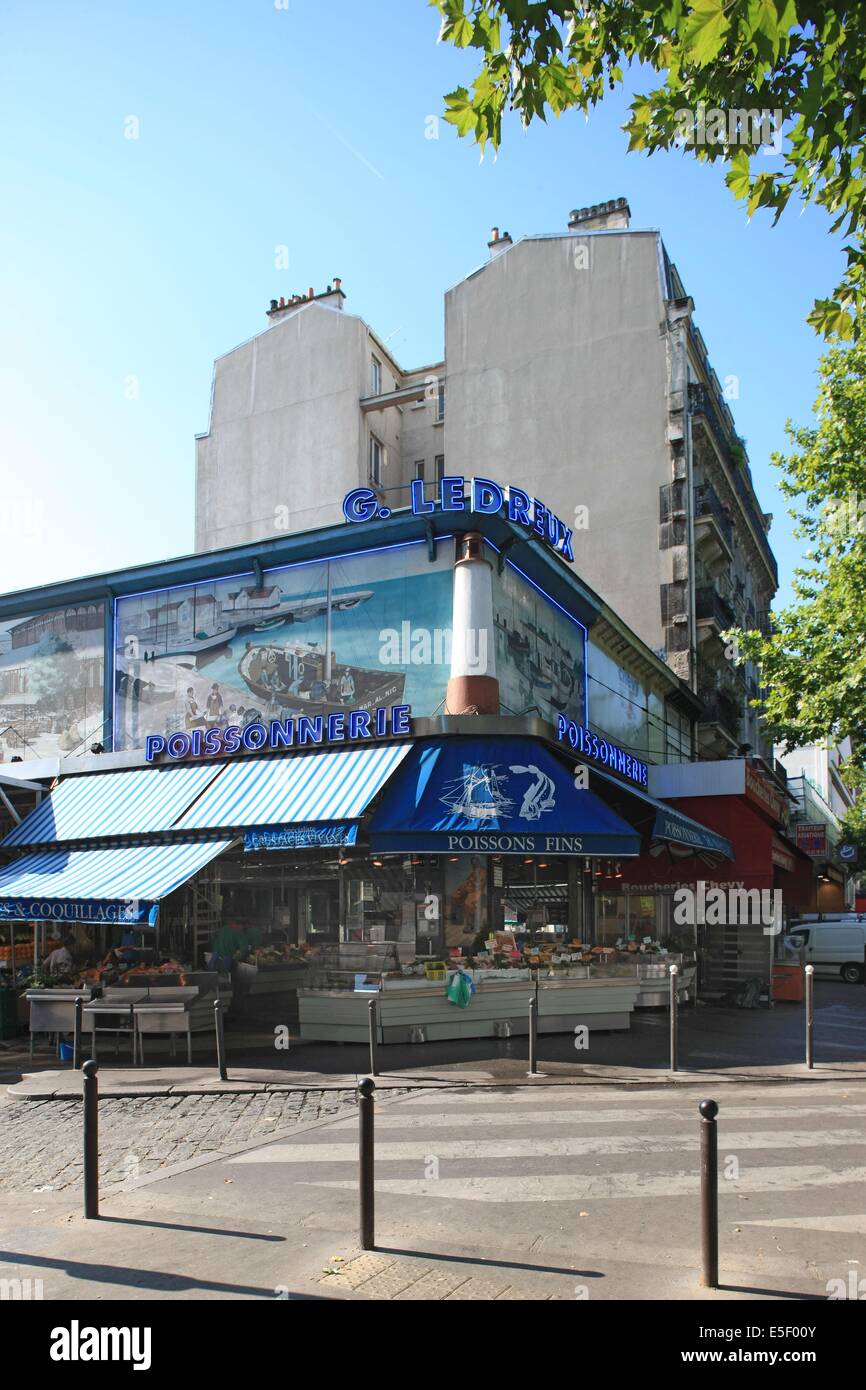 Haut immeuble au dessus des boutiques basses hi-res stock photography ...