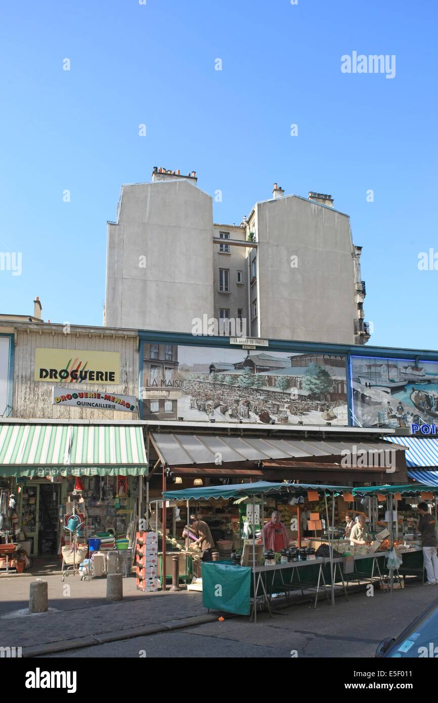 Haut immeuble au dessus des boutiques basses hi-res stock photography ...