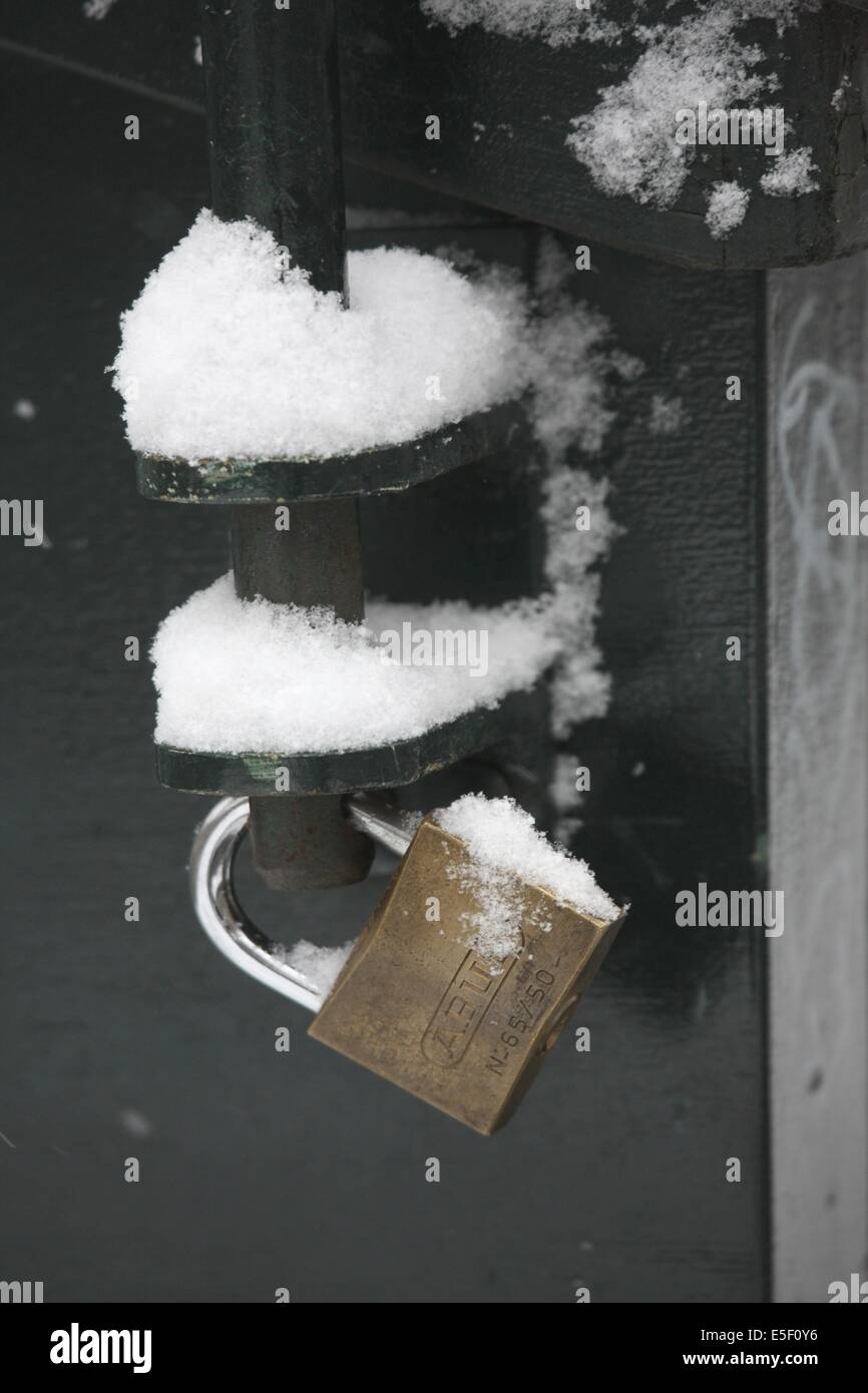 Paris sous la neige Stock Photo - Alamy