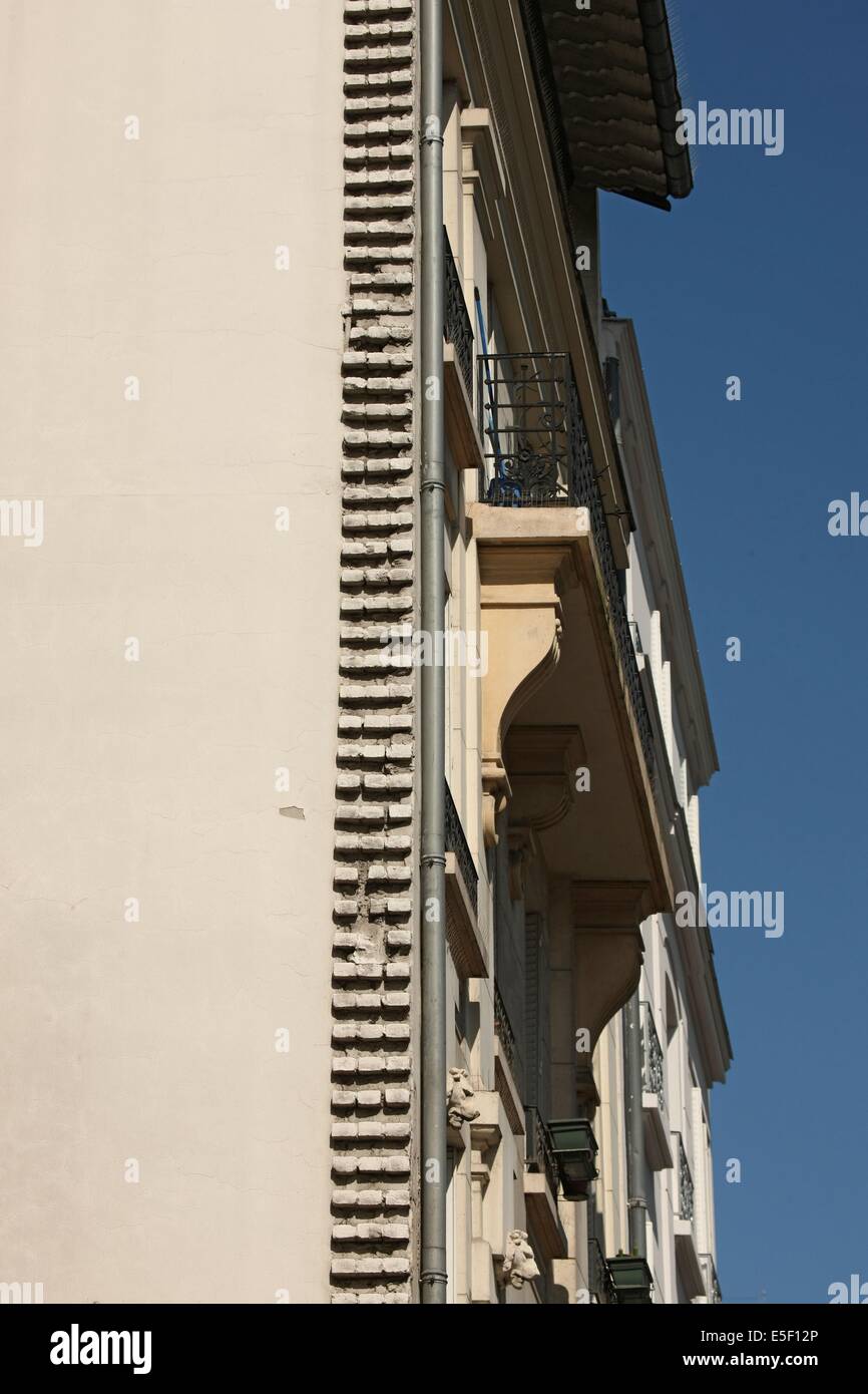 Briques dattente en pignon dimmeuble hi-res stock photography and ...