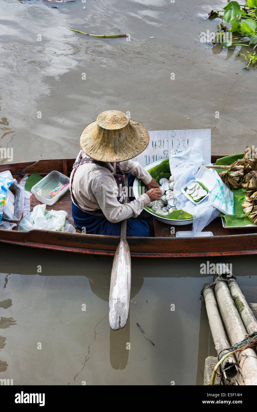 traditional boat vendor at the Amphawa Floating Market, Thailand Stock ...