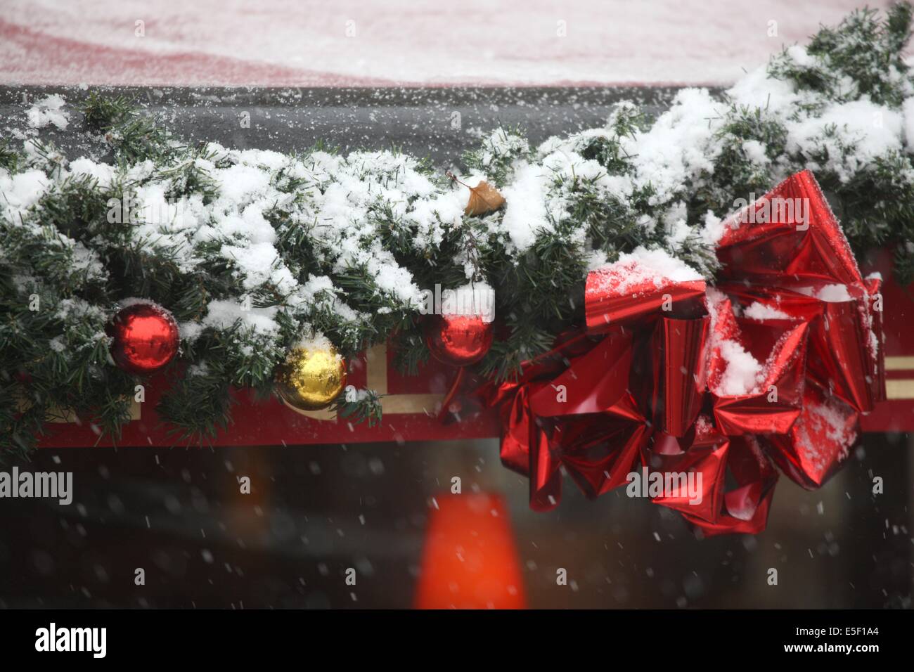 Paris sous la neige hi-res stock photography and images - Alamy