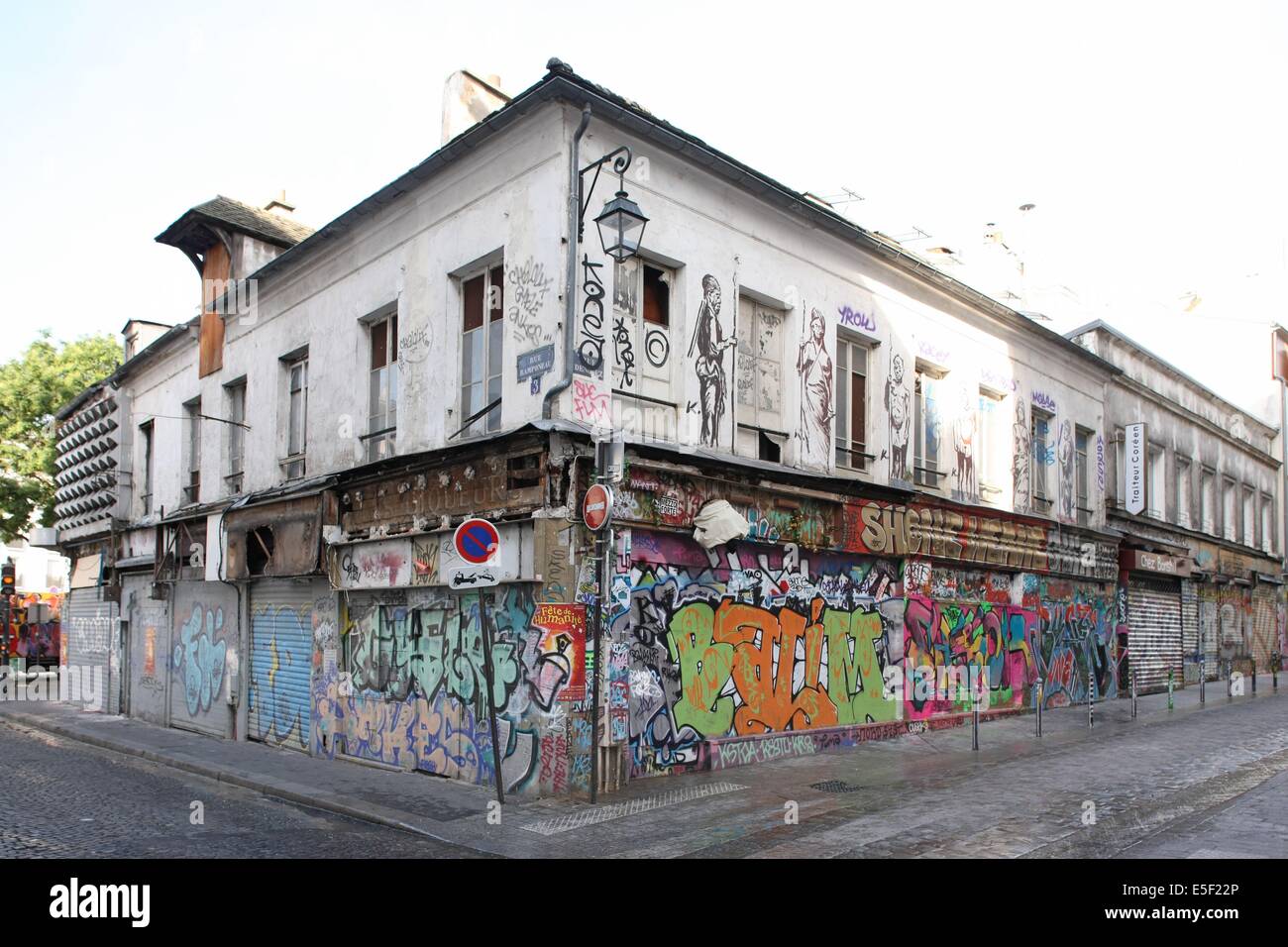 Angle rue ramponneau et rue denoyez hi-res stock photography and images ...