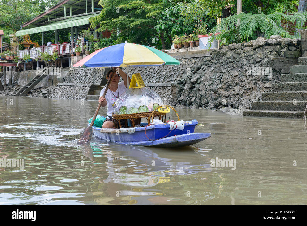 traditional boat vendor at the Amphawa Floating Market, Thailand Stock ...