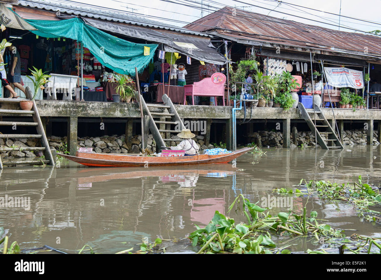 traditional boat vendor at the Amphawa Floating Market, Thailand Stock ...