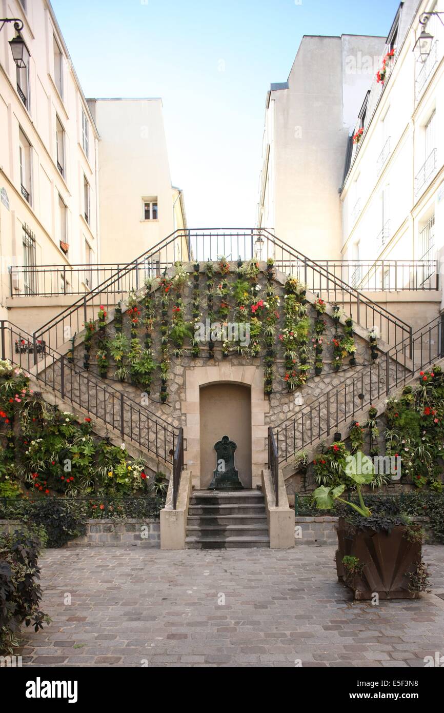 Escaliers donnant sur la rue monge hi-res stock photography and images ...