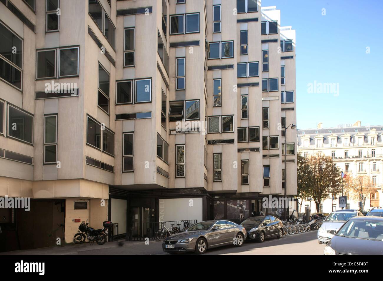 Batiment a la facade en zig zag hi-res stock photography and images - Alamy