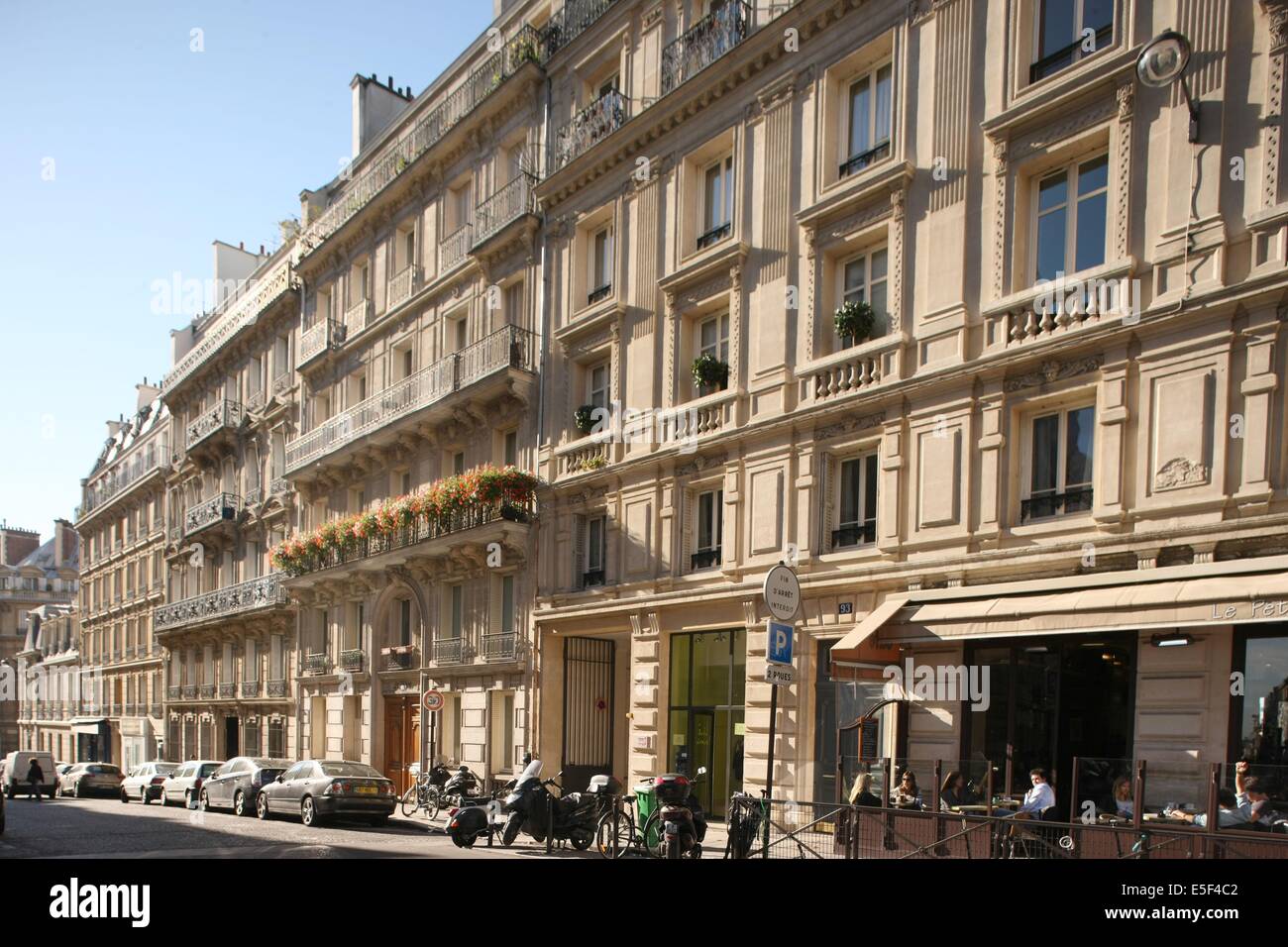 Archetype de rue parisienne hi-res stock photography and images - Alamy