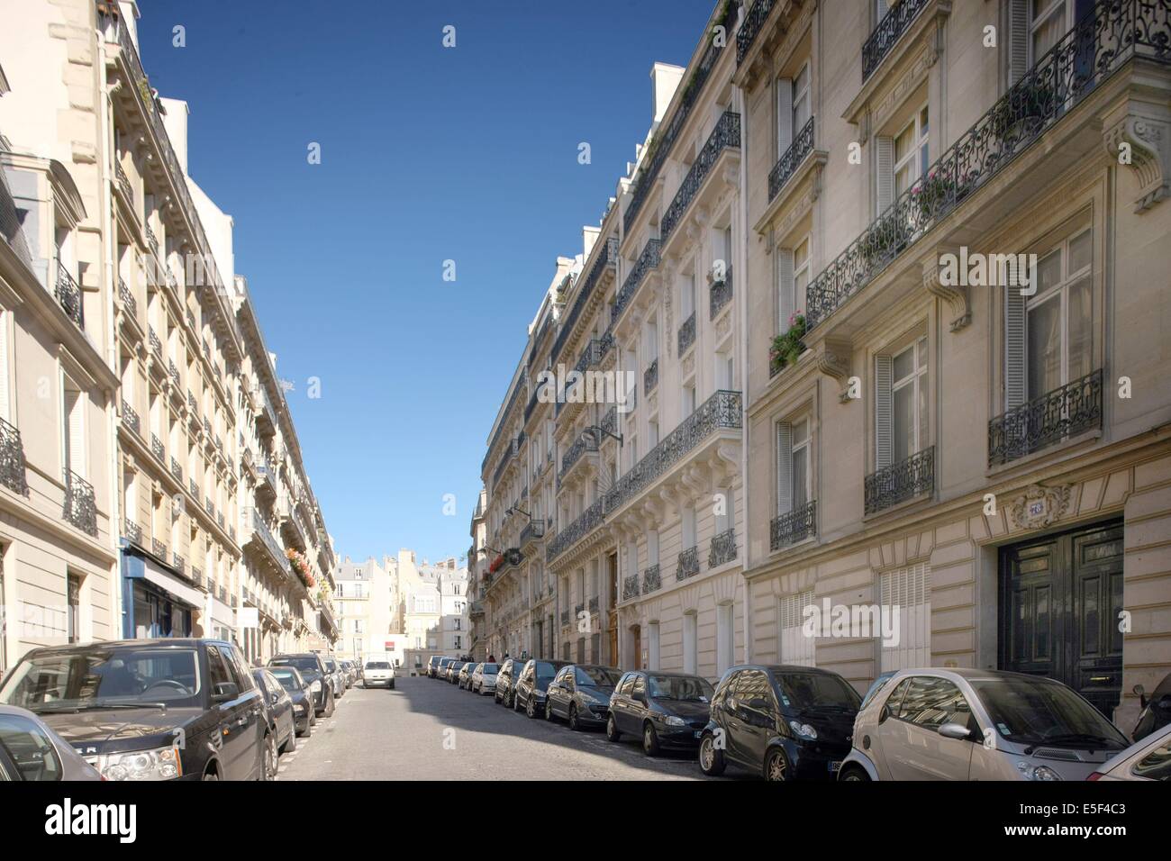 Archetype de rue parisienne hi-res stock photography and images - Alamy