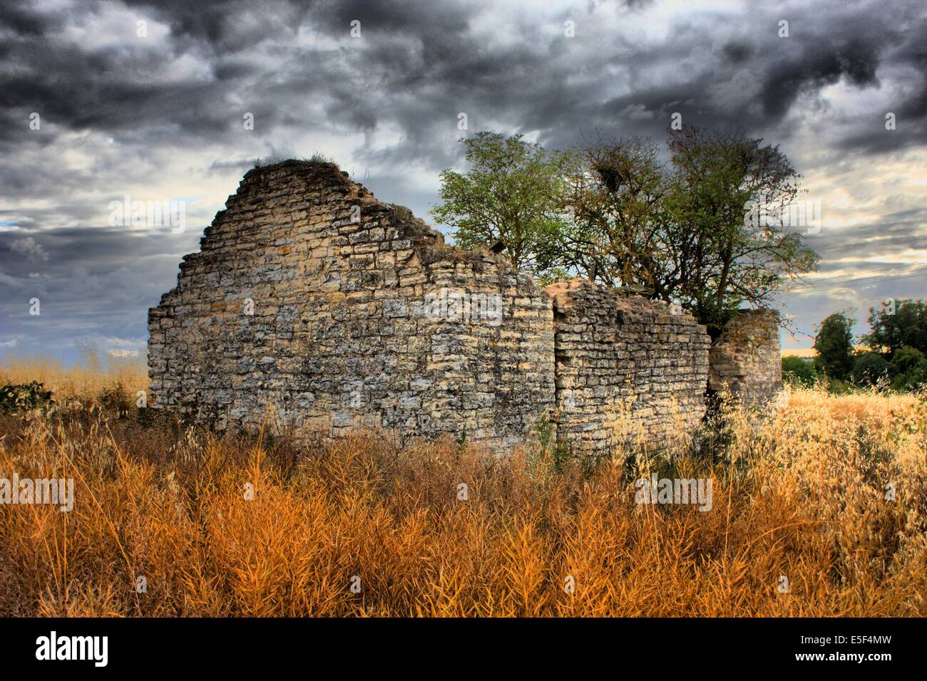 an old disused stone barn in farmland Stock Photo - Alamy