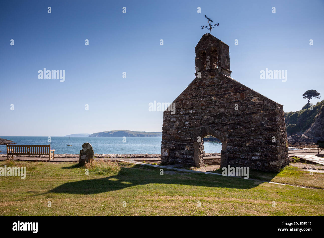 Irish church ruins hi-res stock photography and images - Alamy