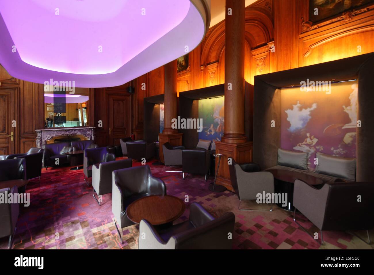 France, ile de france, paris 8e arrondissement, avenue montaigne, hotel plaza athenee, bar, Date ...