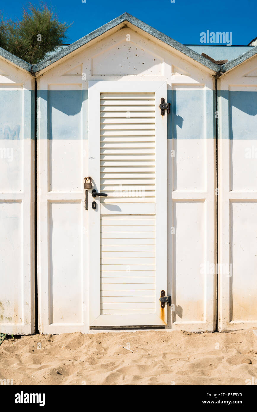 White wooden beach hut hi-res stock photography and images - Alamy