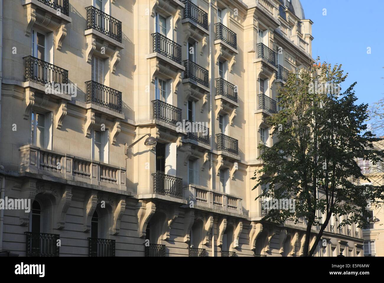 Carrefour rue de bretagne et filles du calvaire hi-res stock ...