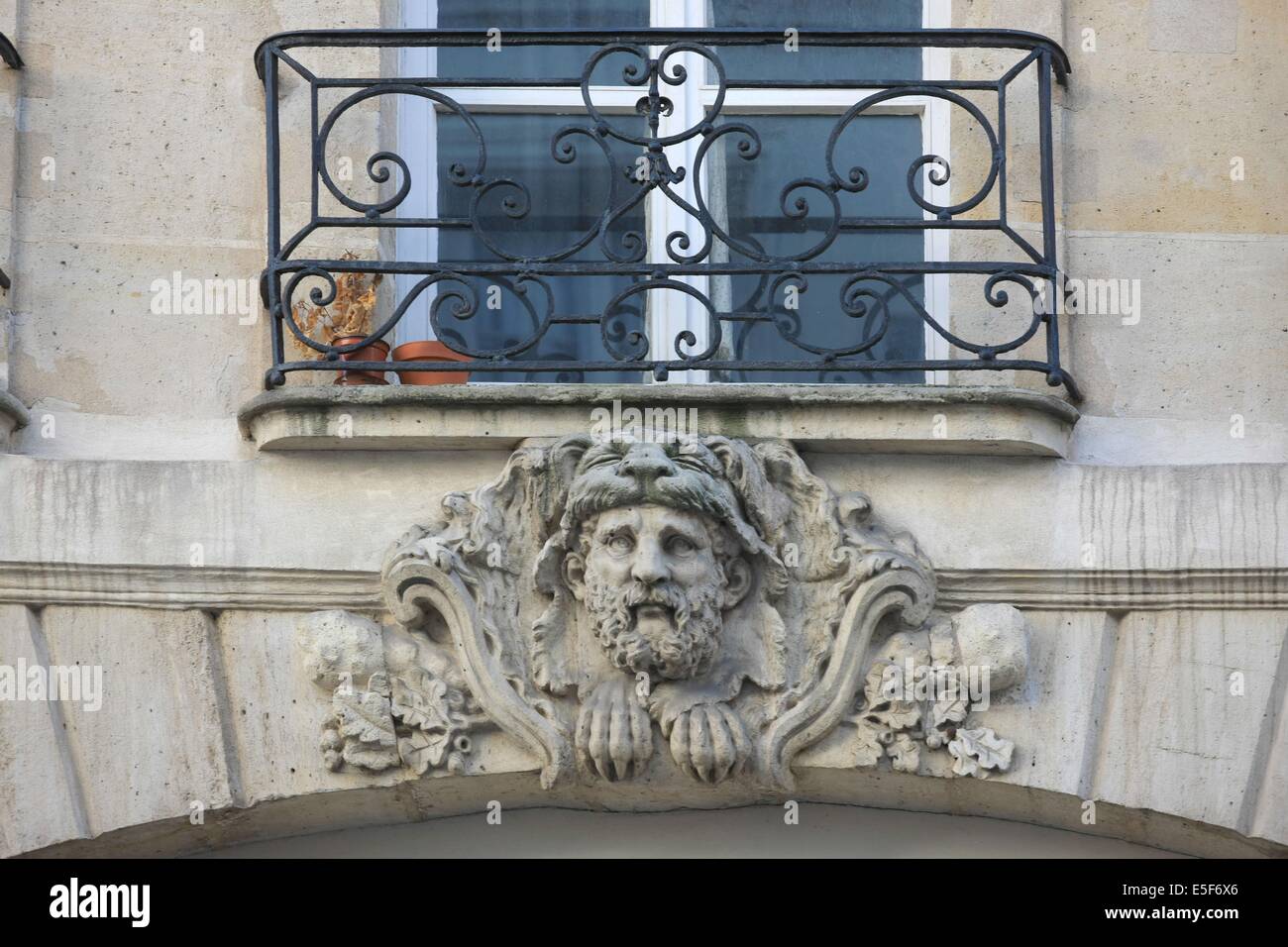 Detail balcon et mascaron hi-res stock photography and images - Alamy