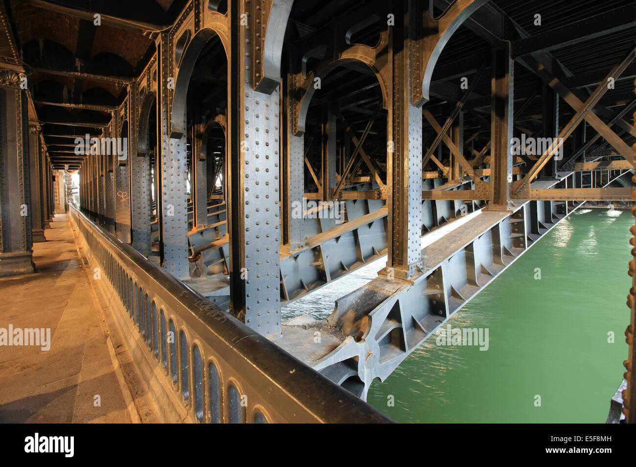 Poutrelles et rivets hi-res stock photography and images - Alamy