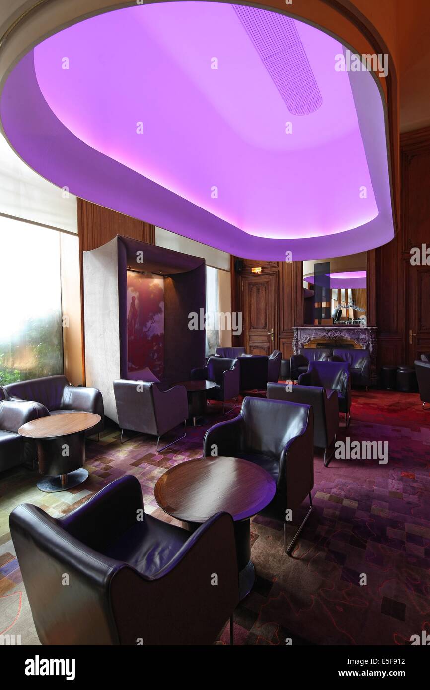 France, ile de france, paris 8e arrondissement, avenue montaigne, hotel plaza athenee, bar Date ...