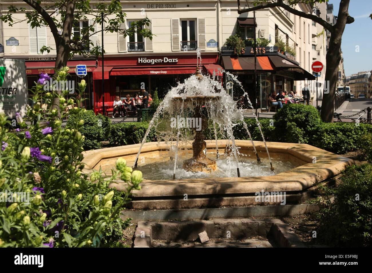 Place de la contrescarpe hi-res stock photography and images - Alamy