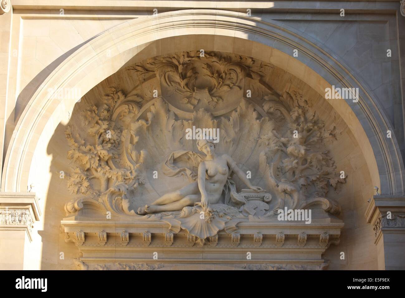 Tympan du Palais de la Decouverte, Paris Stock Photo - Alamy