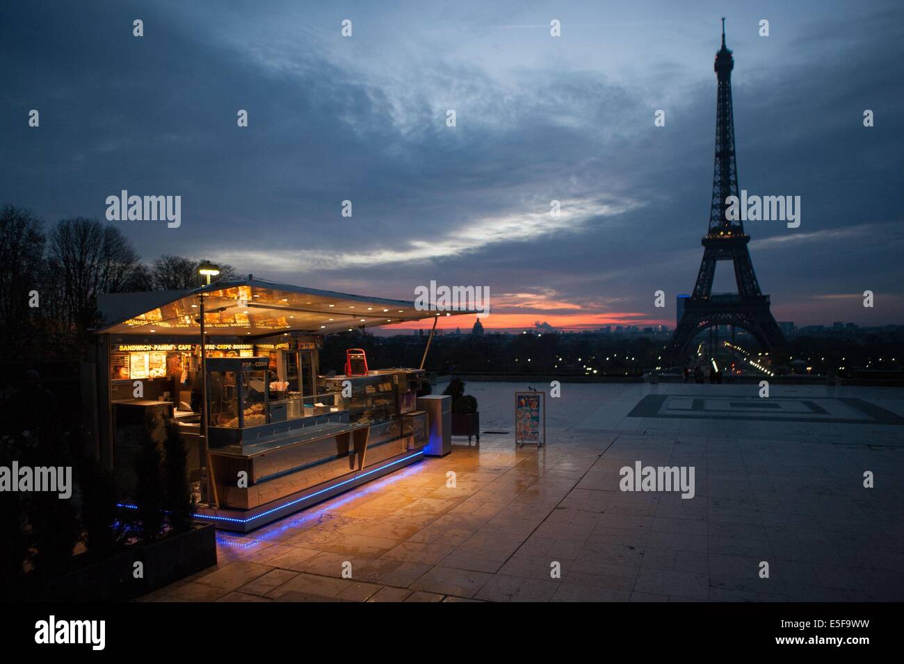 Kiosque paris tour eiffel hi-res stock photography and images - Alamy