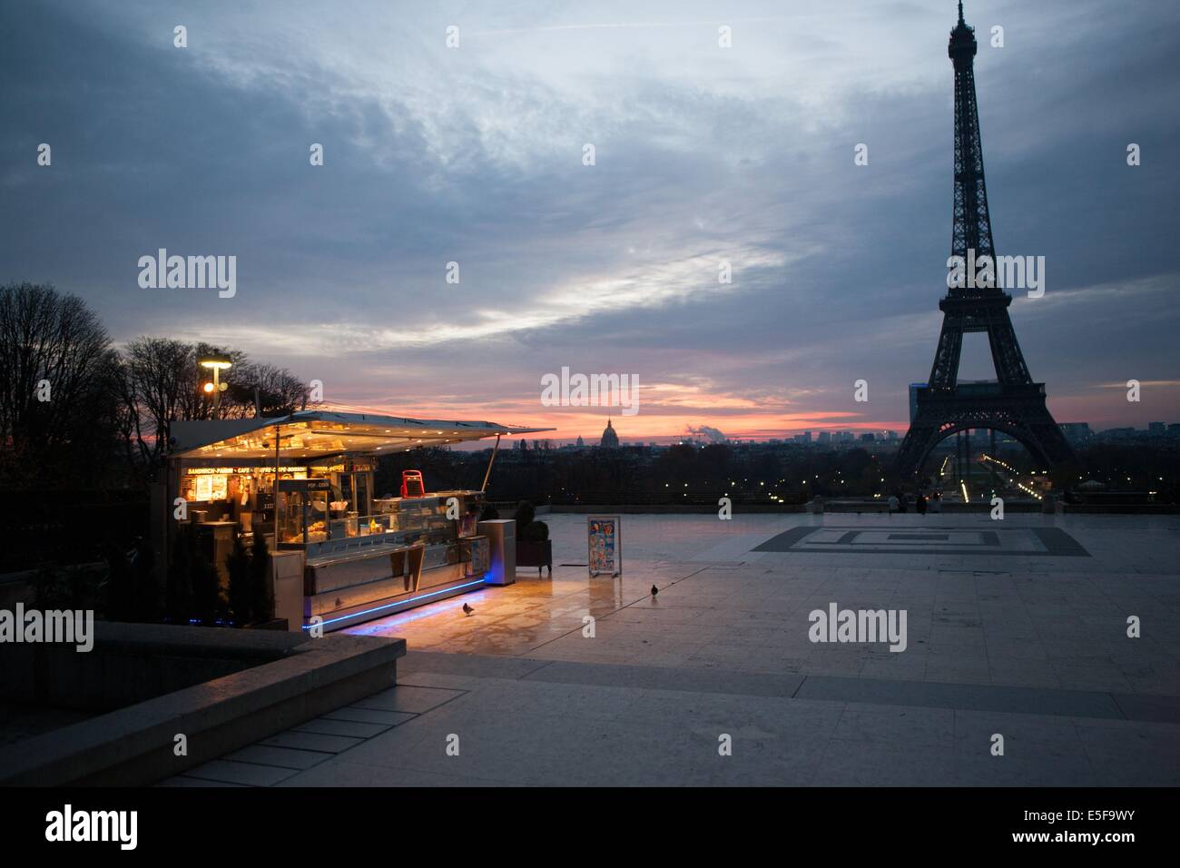 Kiosque paris tour eiffel hi-res stock photography and images - Alamy