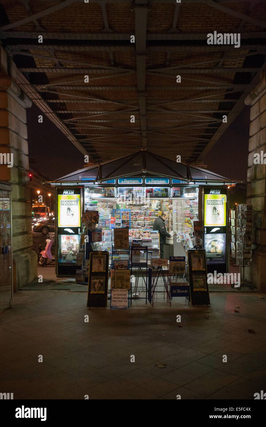 Newsstand paris france hi-res stock photography and images - Alamy