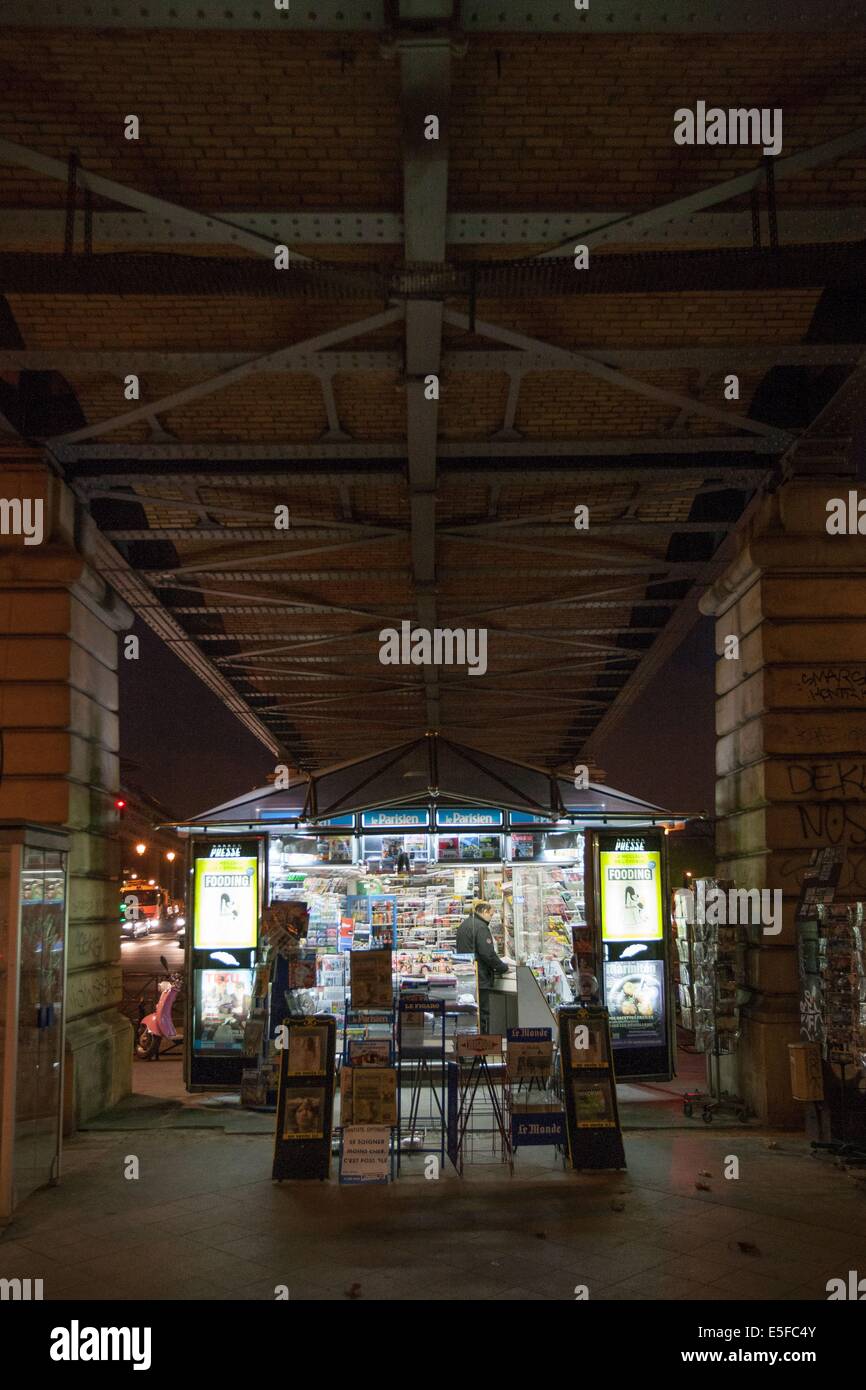 Newsstand paris france hi-res stock photography and images - Alamy