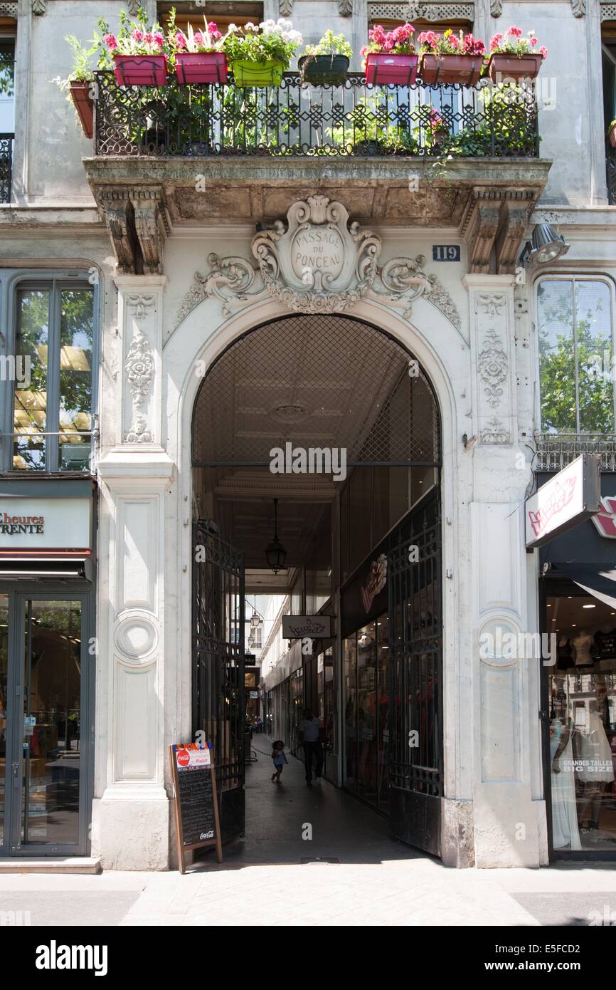 Passage du Ponceau, Paris Stock Photo - Alamy