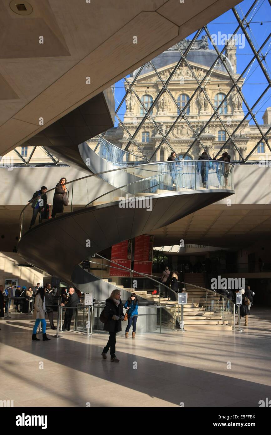 Louvre paris france verre pyramide cour napoleon hi-res stock ...