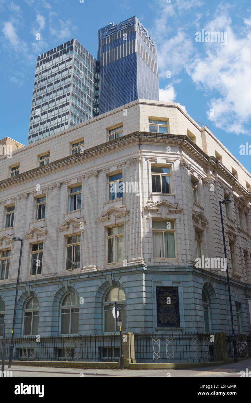 Juxtaposition between old building ( 1911 ) and modern building clad ...