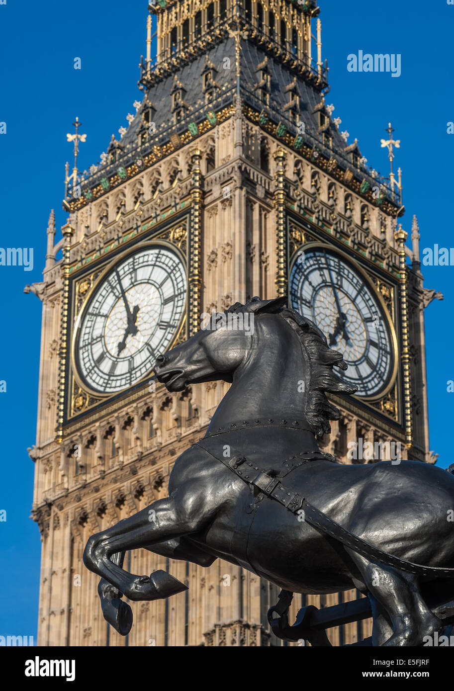 Horse and chariot statues hi-res stock photography and images - Alamy