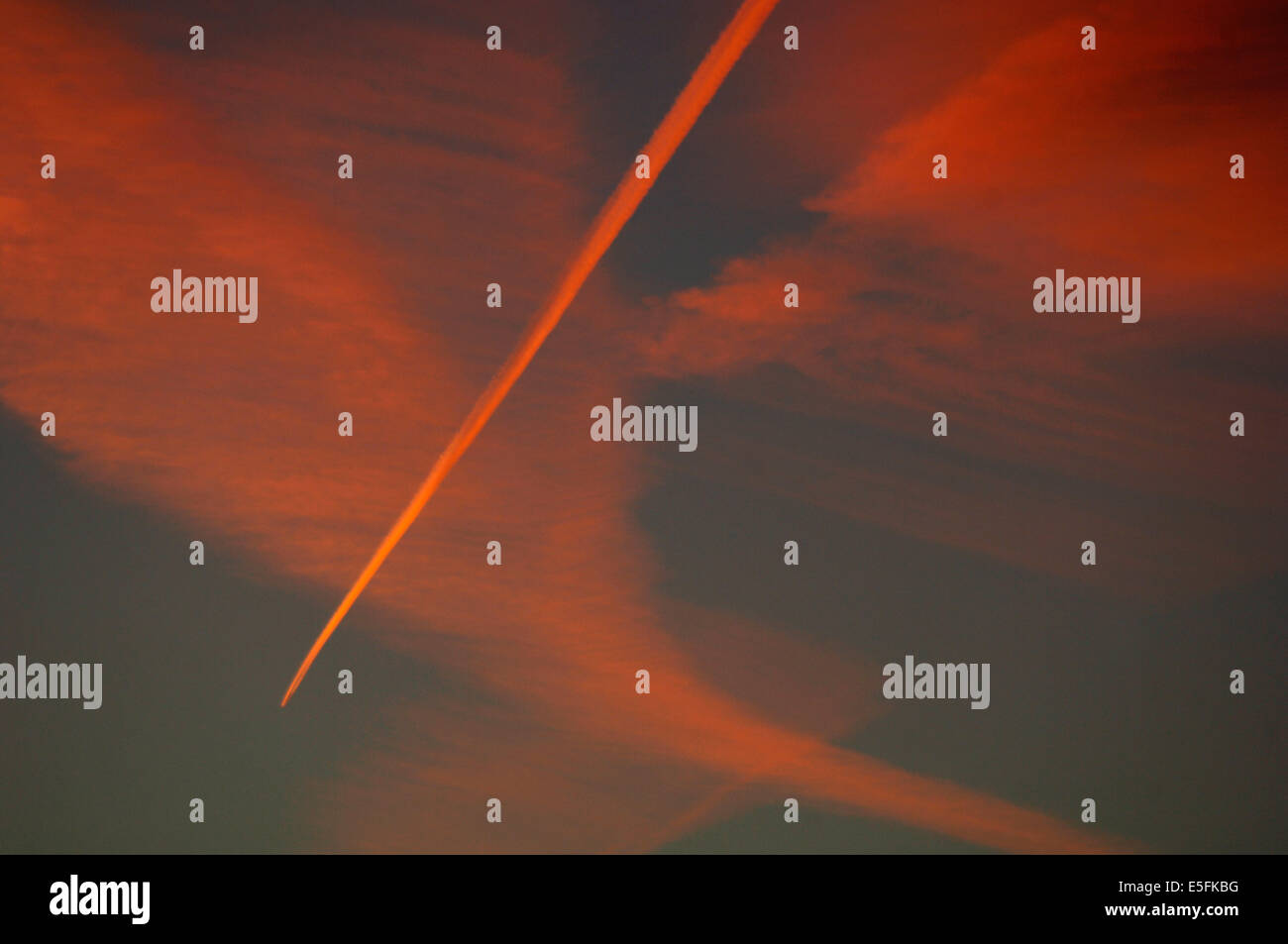 Jet aircraft trails hi-res stock photography and images - Alamy