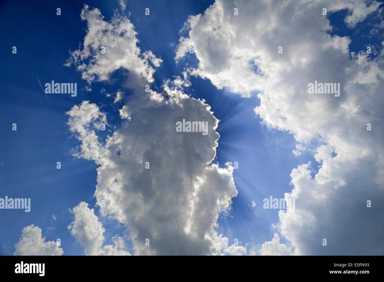 Cloud hiding sun hi-res stock photography and images - Alamy